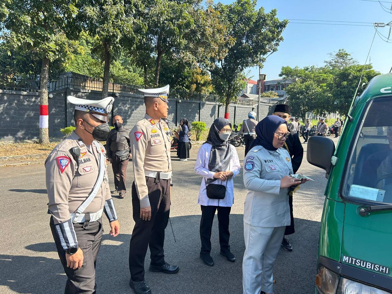 Puluhan Kendaraan Terjaring Razia Pajak Kendaraan Bermotor Di Wilayah Samsat Rancaekek ...